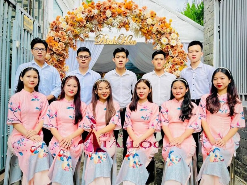 Bảng Giá Dịch Vụ Cho Thuê Áo Dài Bưng Quả Tại tpHCM 2025